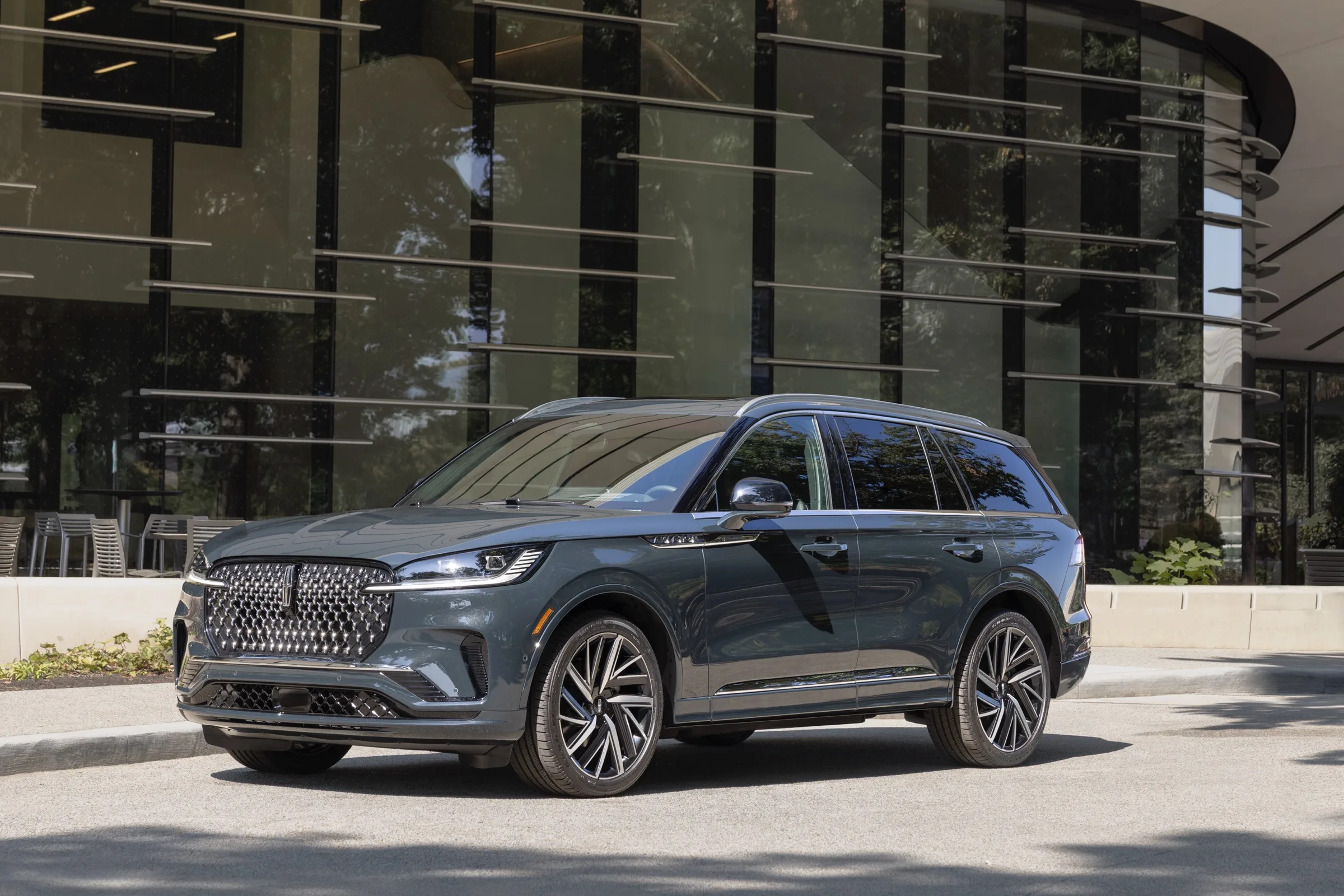 Lincoln Aviator 2025 se renueva con aspecto más agresivo – La Cochera ...